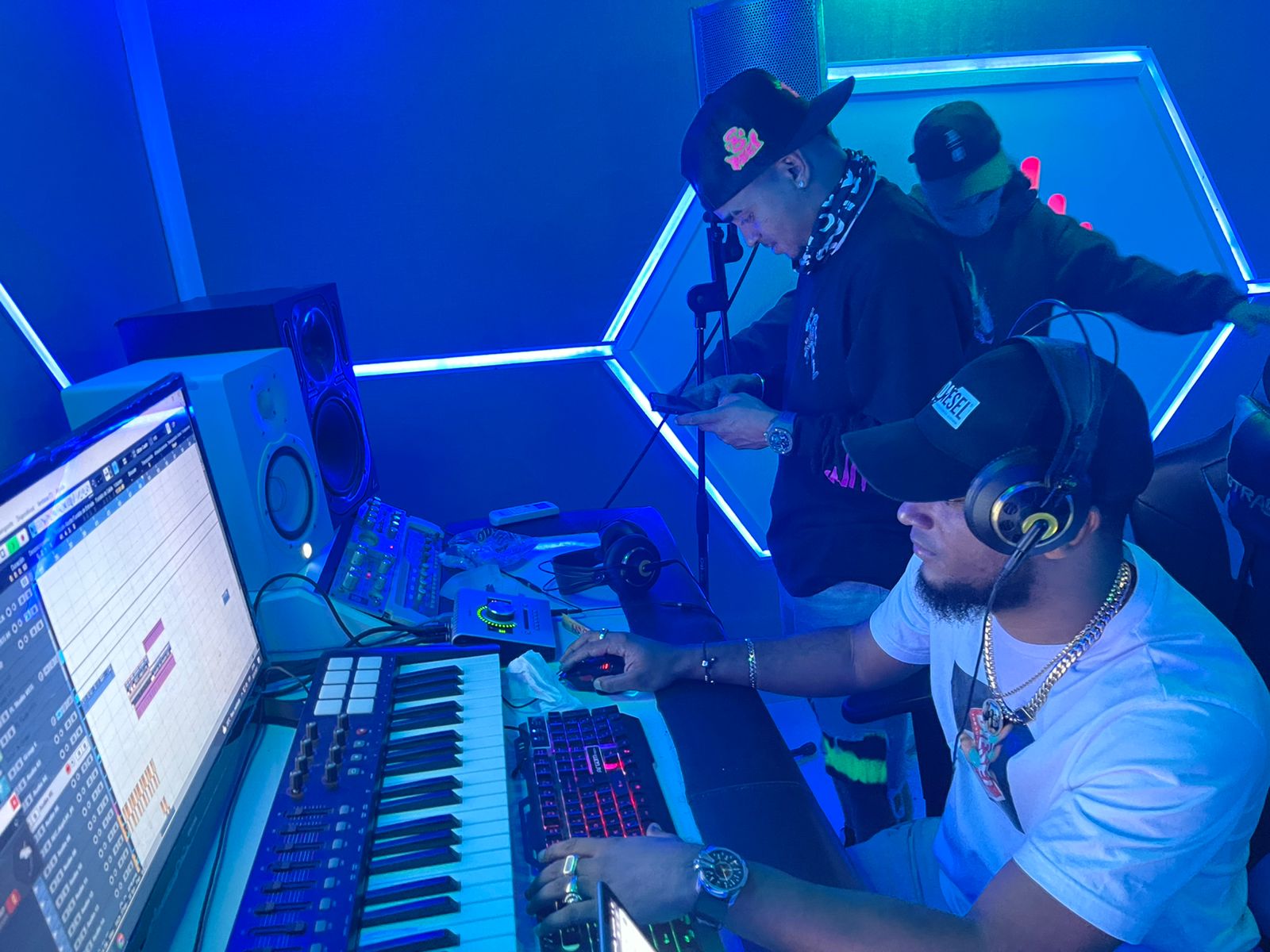 Leo RD produciendo se posiciona como productor musical – Hora Pico