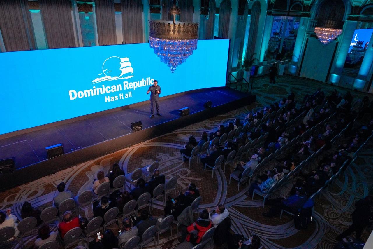 David Collado presenta atractivos turísticos de RD a cientos de ...